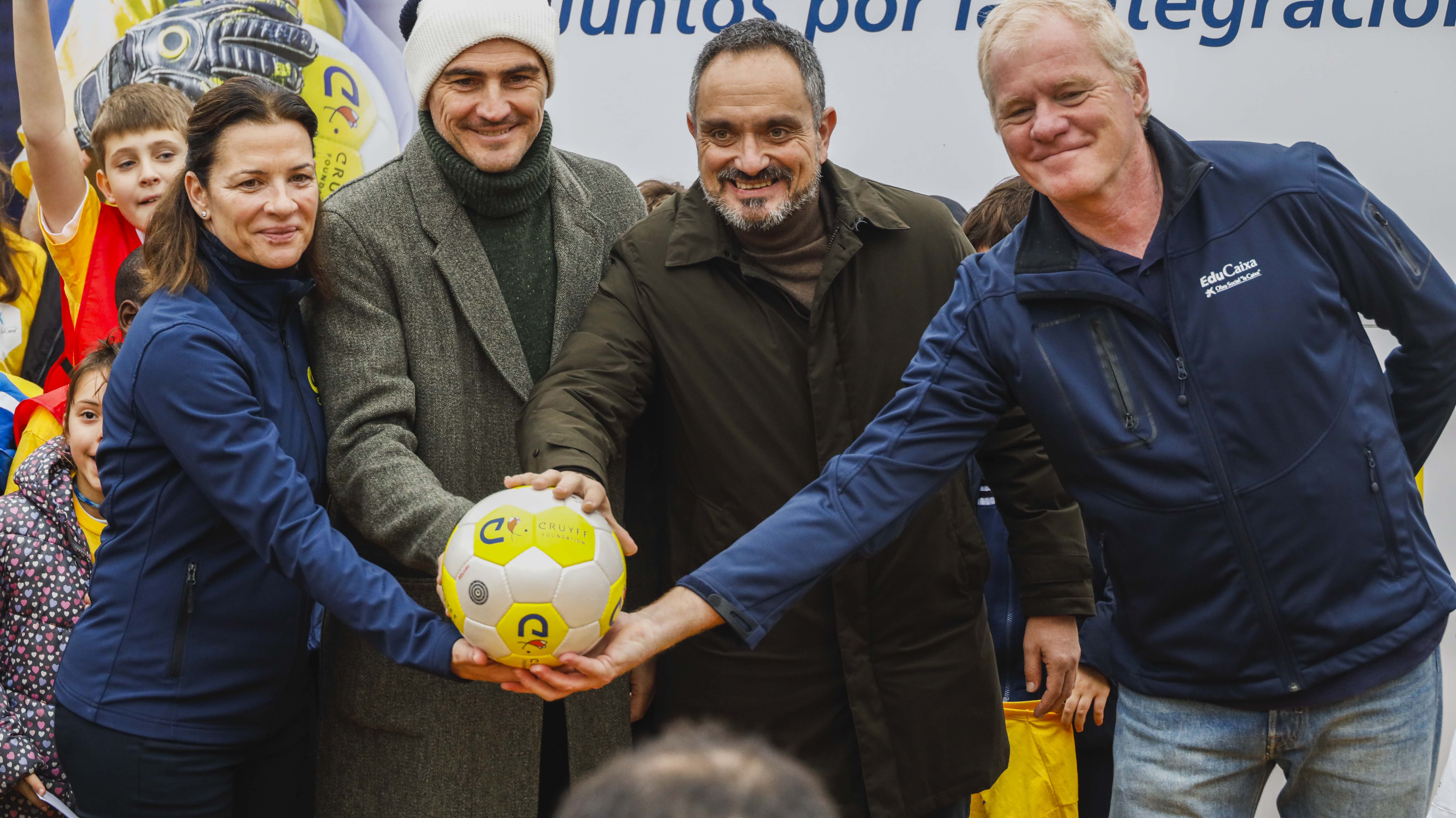 El Alcalde de Móstoles visita el Court Cruyff, junto a Iker Casillas, y ...