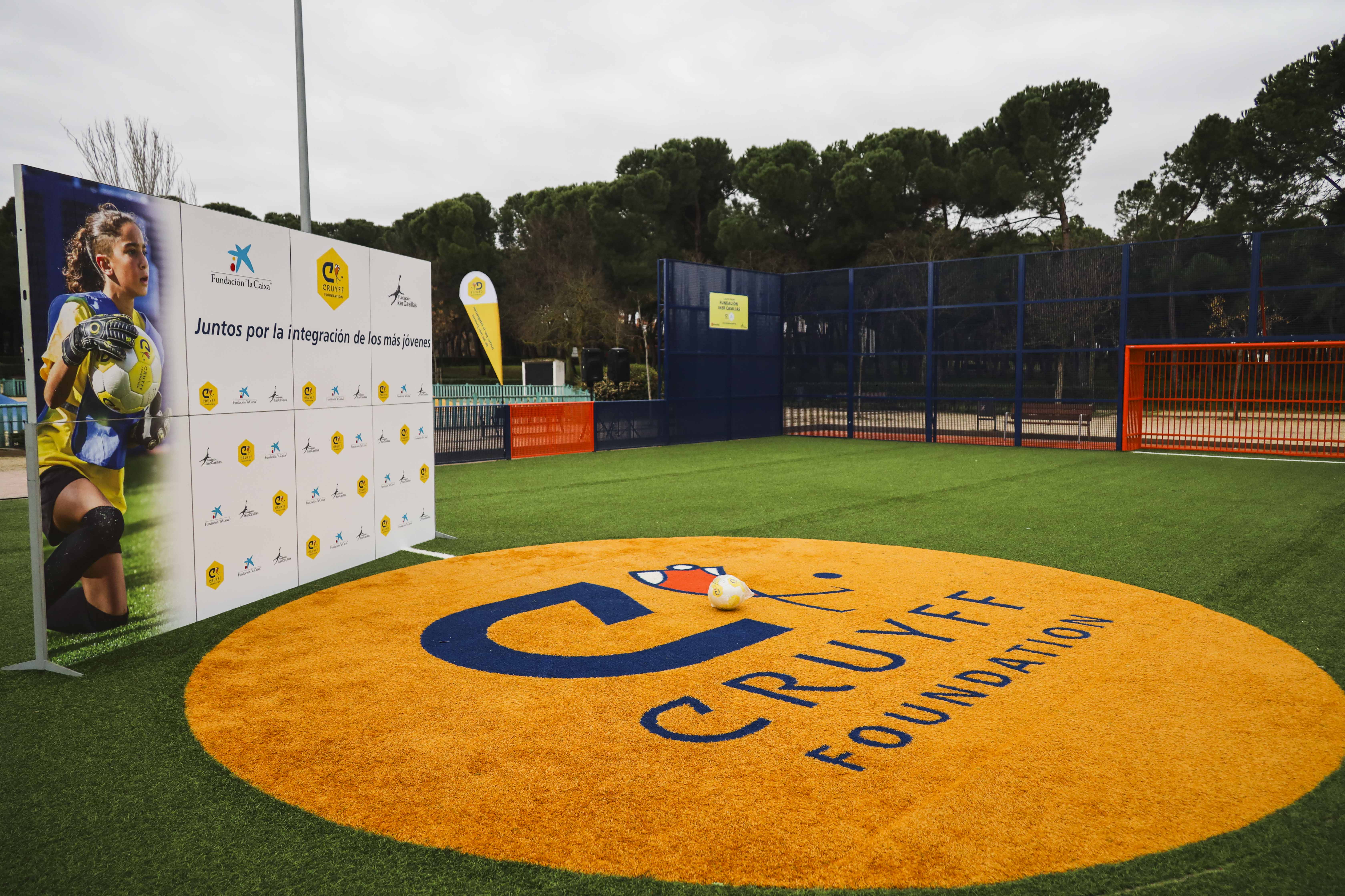 El Alcalde de Móstoles visita el Court Cruyff, junto a Iker Casillas, y ...