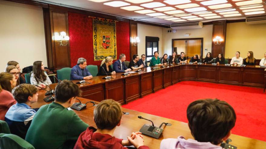 El Alcalde recibe a alumnos franceses del Lycée Claude et Pierre ...
