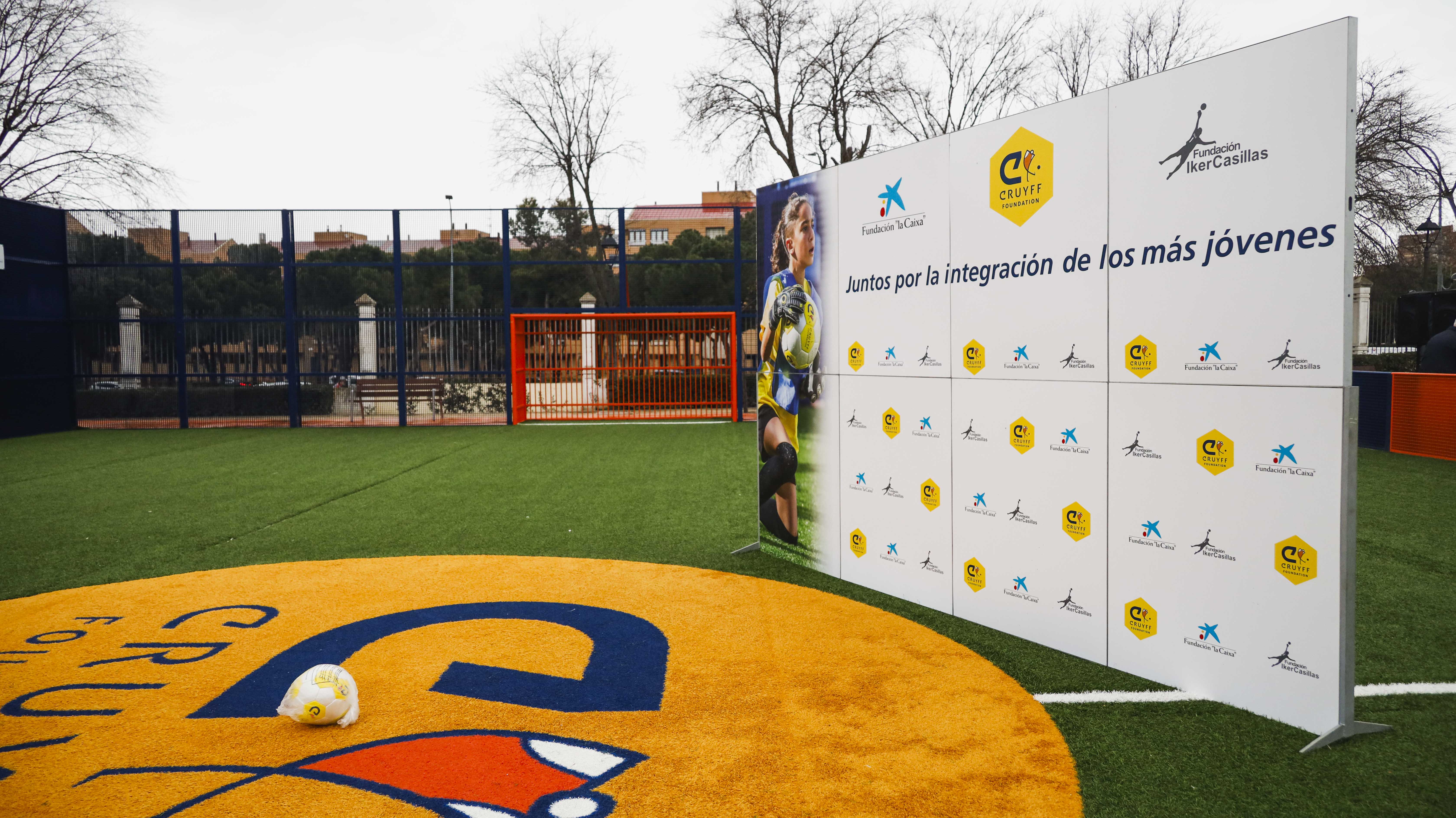 El Alcalde de Móstoles visita el Court Cruyff, junto a Iker Casillas, y ...